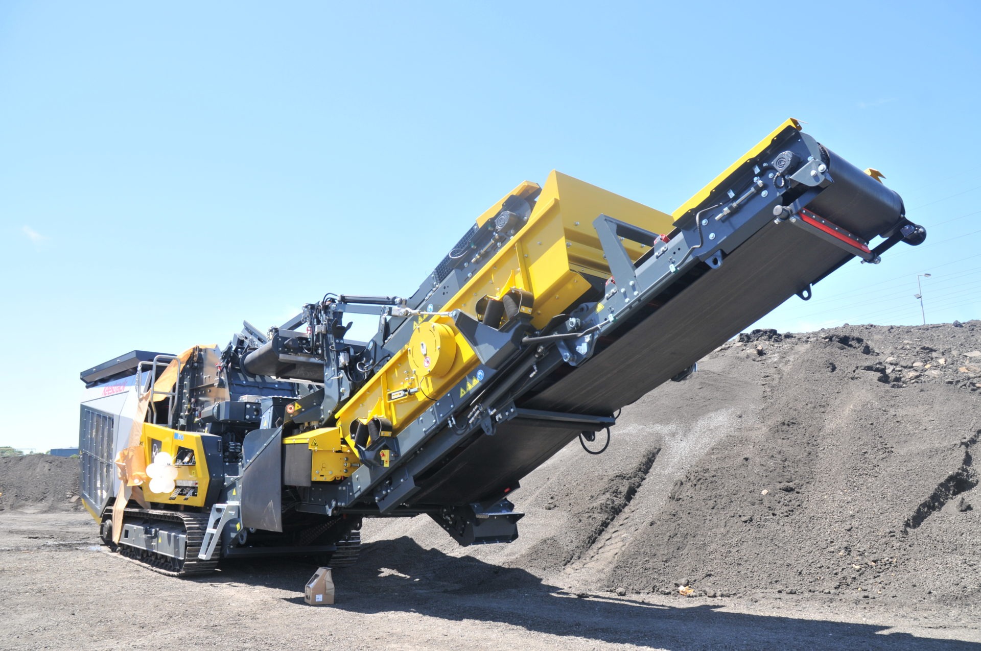Electric mobile asphalt crusher - Contractor Magazine